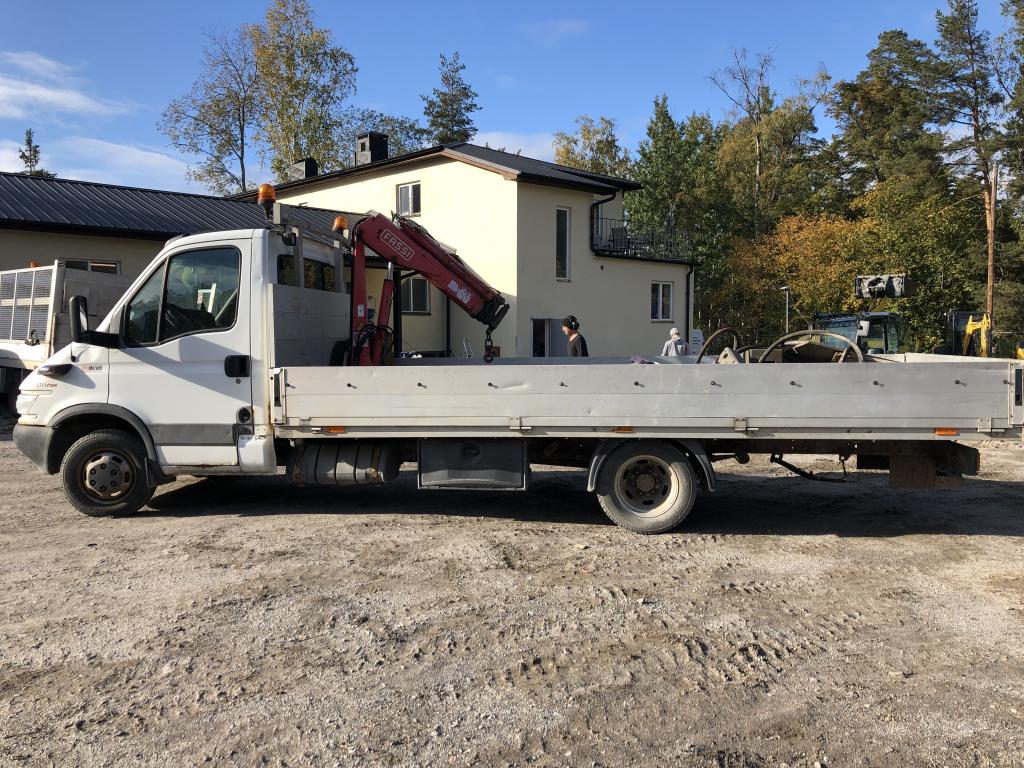 Kranbil/Flakbil - IVECO Daily 35C17 Fassi Micro 20 | Blinto auktioner