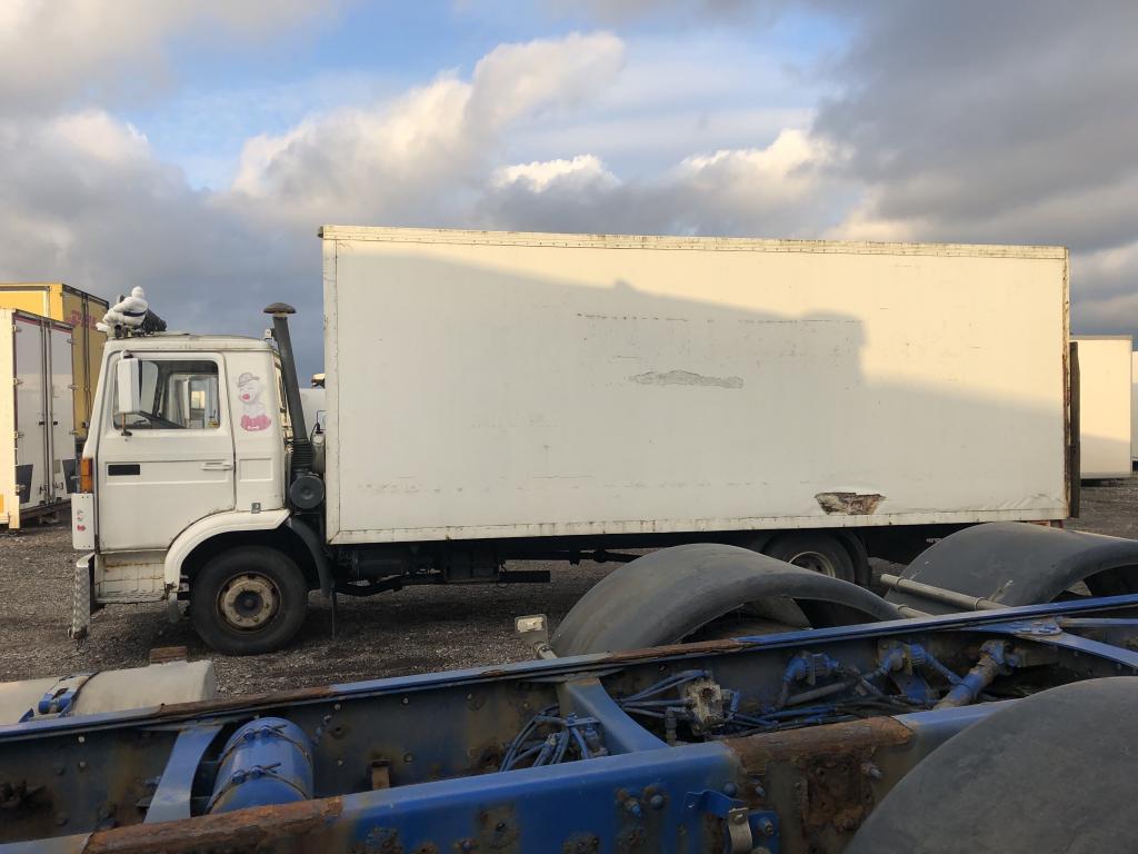 Lastbil Bakgavellift - Volvo F610 med bakgavel lift renoveringsobjekt ...