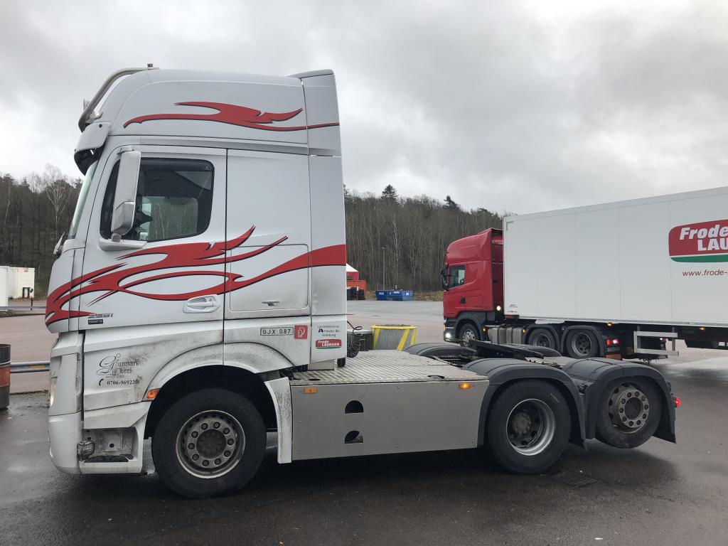 Dragbil. - LASTBIL MERCEDES-BENZ ACTROS 2551 | Blinto auktioner