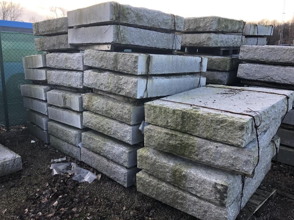 Blockmur Granit. - #2 Blockstensmur Avslut grå 1400mm | Blinto auktioner