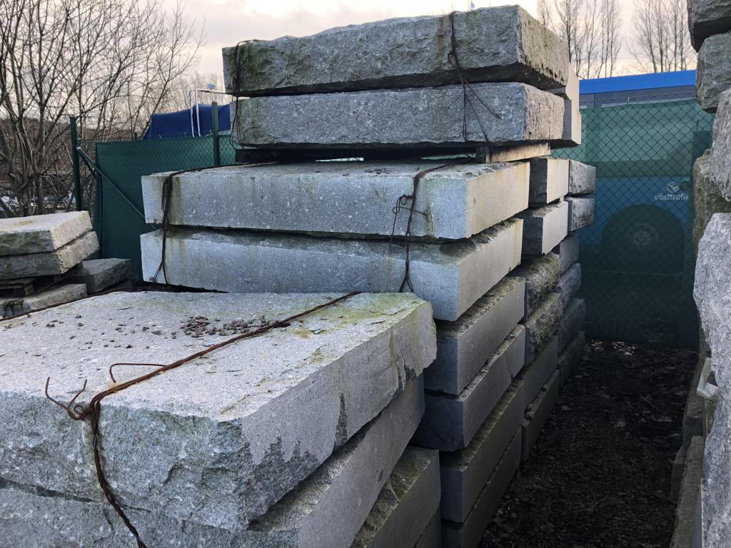 Blockmur Granit. - #2 Blockstensmur Avslut grå 1400mm | Blinto auktioner