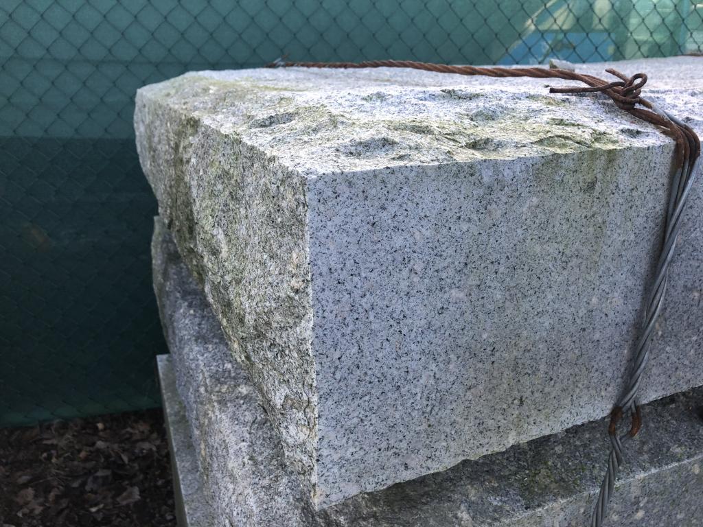 Blockmur Granit - #3 Blockstensmur Avslut grå 1600mm | Blinto auktioner