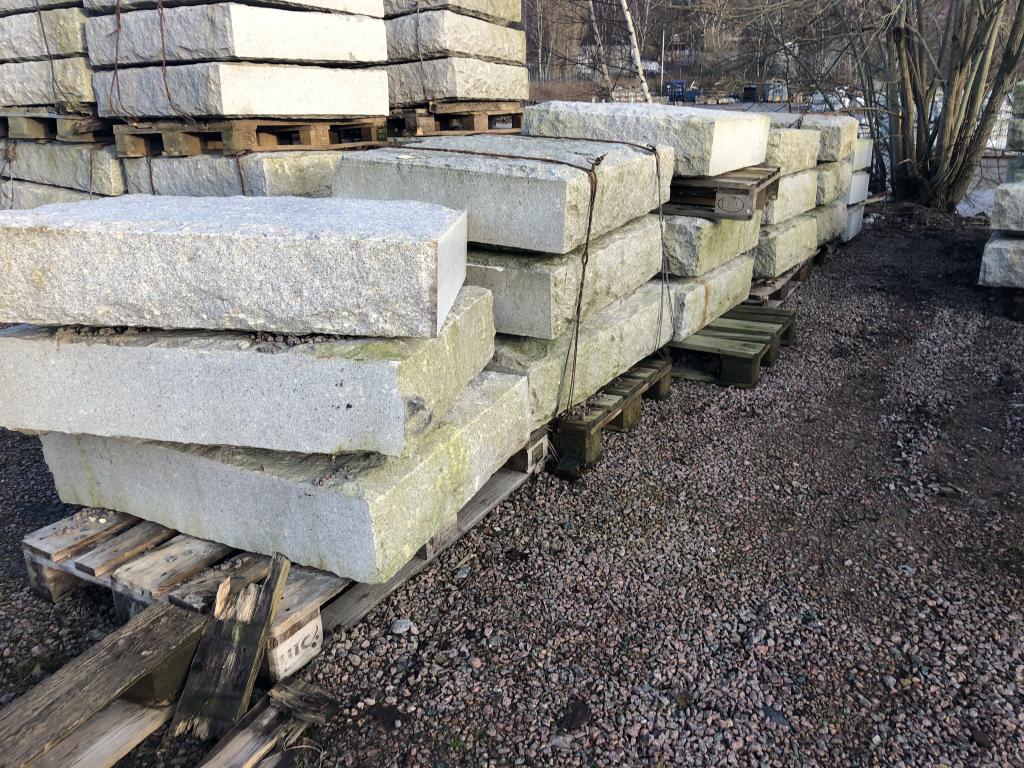 Blockmur Granit - #5 Blockstensmur Avslut grå 800mm | Blinto auktioner
