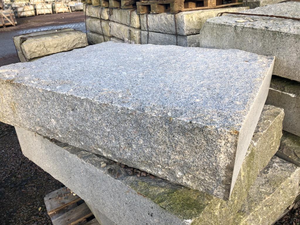 Blockmur Granit - #5 Blockstensmur Avslut grå 800mm | Blinto auktioner
