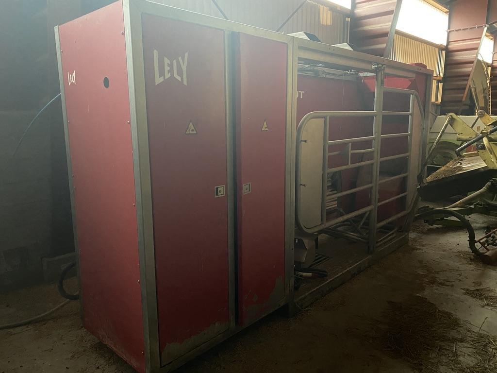 Mjölkrobot - Lely Astrounat A2 | Blinto auktioner