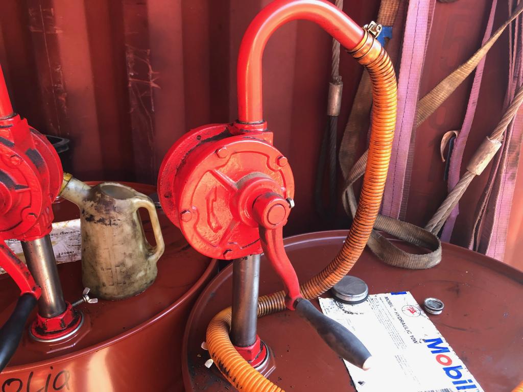 Oljefat med handpump - Oljefat med handpumpar | Blinto auktioner