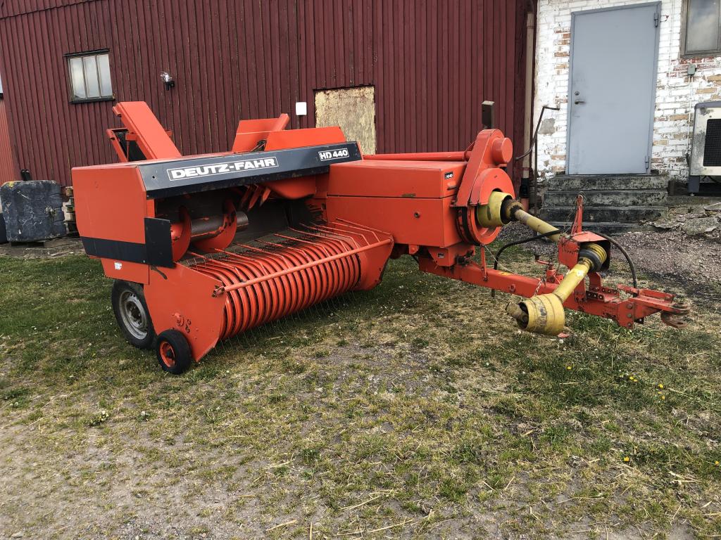 Hårdpress+vagnar - DEUTZ FAHR HD 440 | Blinto auktioner
