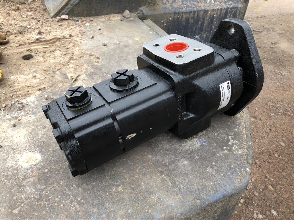 Hydraulpump - Parker hydraulpump trippel, oanvänd | Blinto auktioner