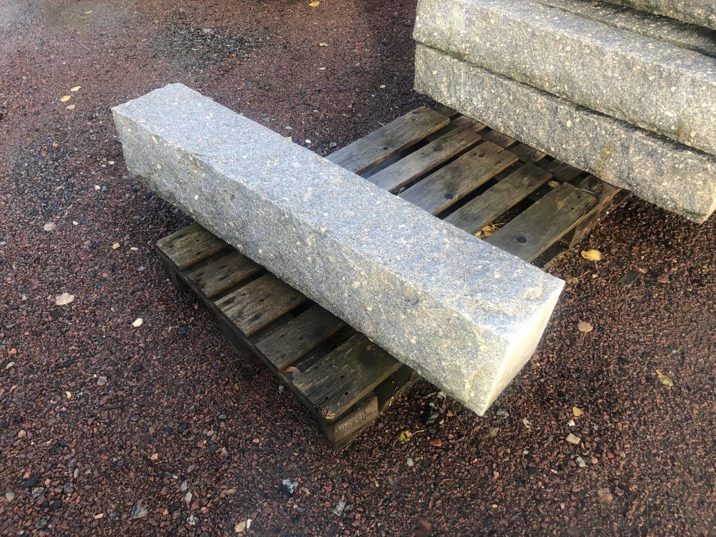 Granit - Granitpollare, mått ca 1400x250x250mm | Blinto auktioner
