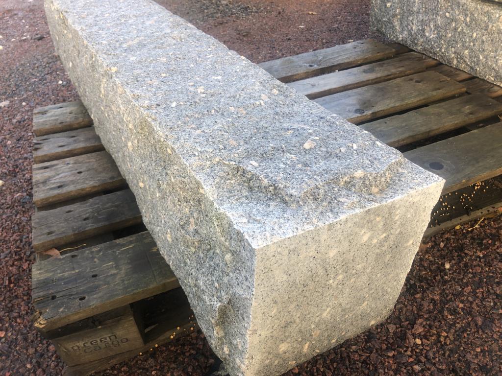 Granit - Granitpollare, mått ca 1400x250x250mm | Blinto auktioner