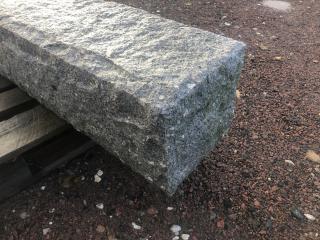 Granit - Granitpollare, mått ca 1400x250x250mm | Blinto auktioner