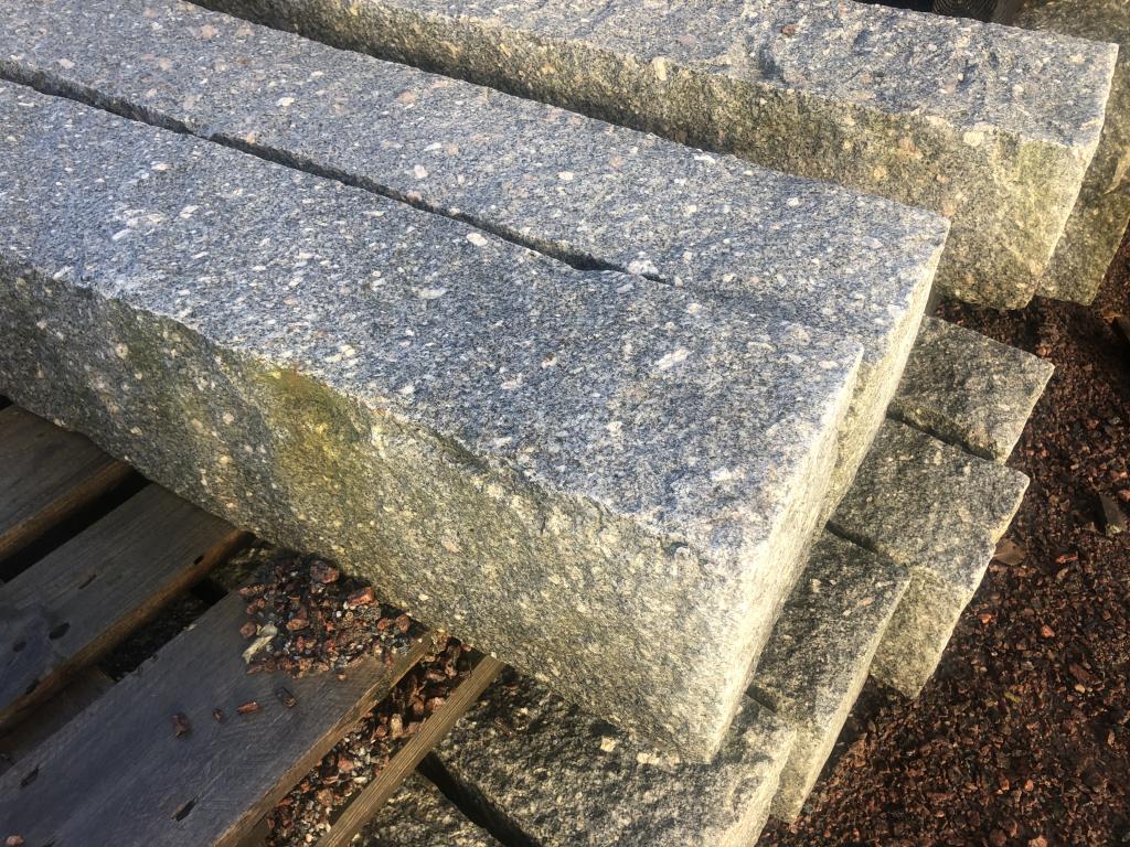 Pollare - Granitpollare ca 1200x200x200mm | Blinto auktioner