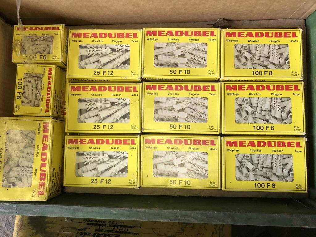 Byggmaterial - Pall med blandade plugg, betongplugg, mollyplugg mm ...