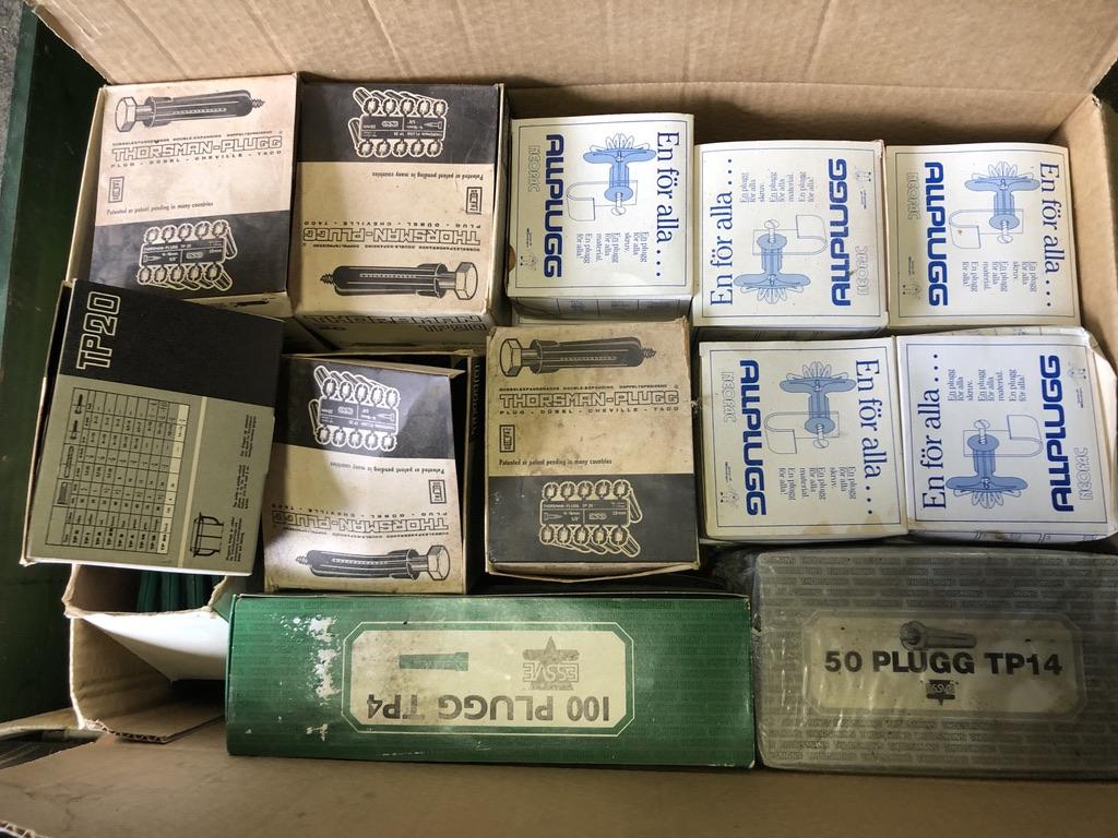 Byggmaterial - Pall med blandade plugg, betongplugg, mollyplugg mm ...