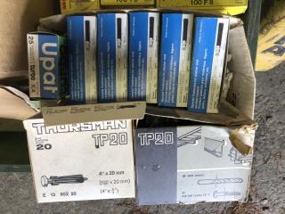 Byggmaterial - Pall med blandade plugg, betongplugg, mollyplugg mm ...