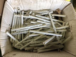 Byggmaterial - Pall med blandade plugg, betongplugg, mollyplugg mm ...