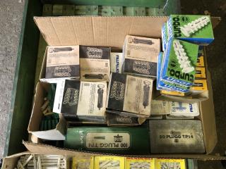 Byggmaterial - Pall med blandade plugg, betongplugg, mollyplugg mm ...