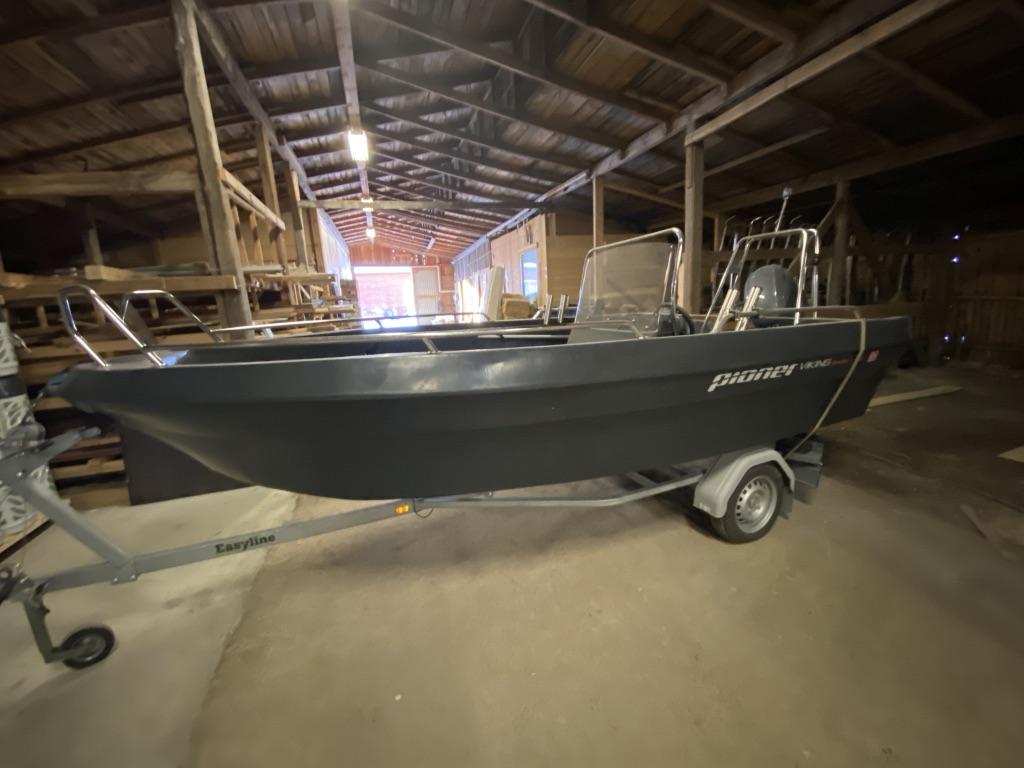 Motorbåt - Pioner viking Dark line motorbåt med båtvagn | Blinto auktioner
