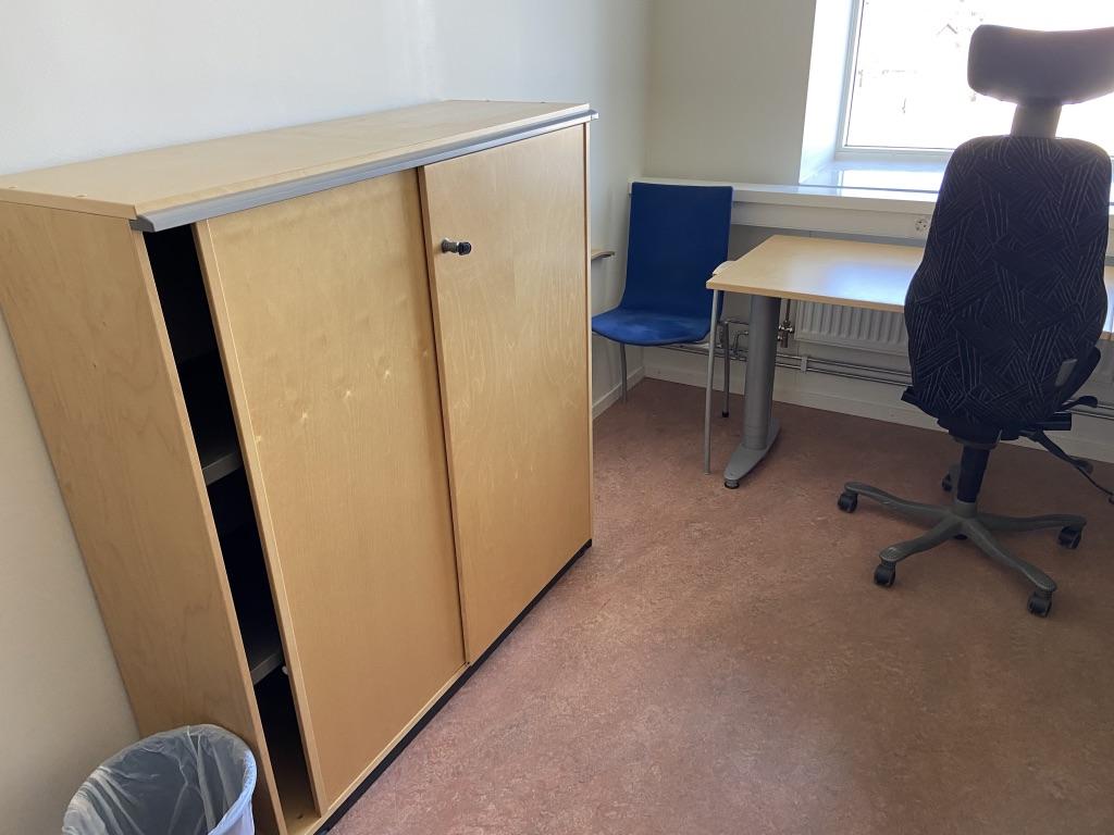 Kontor - 2 uppsättningar - Kompletta kontorsmöblering | Blinto auktioner