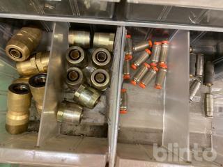 Luftkopplingar - Luftkopplingssortiment med skåp | Blinto auktioner