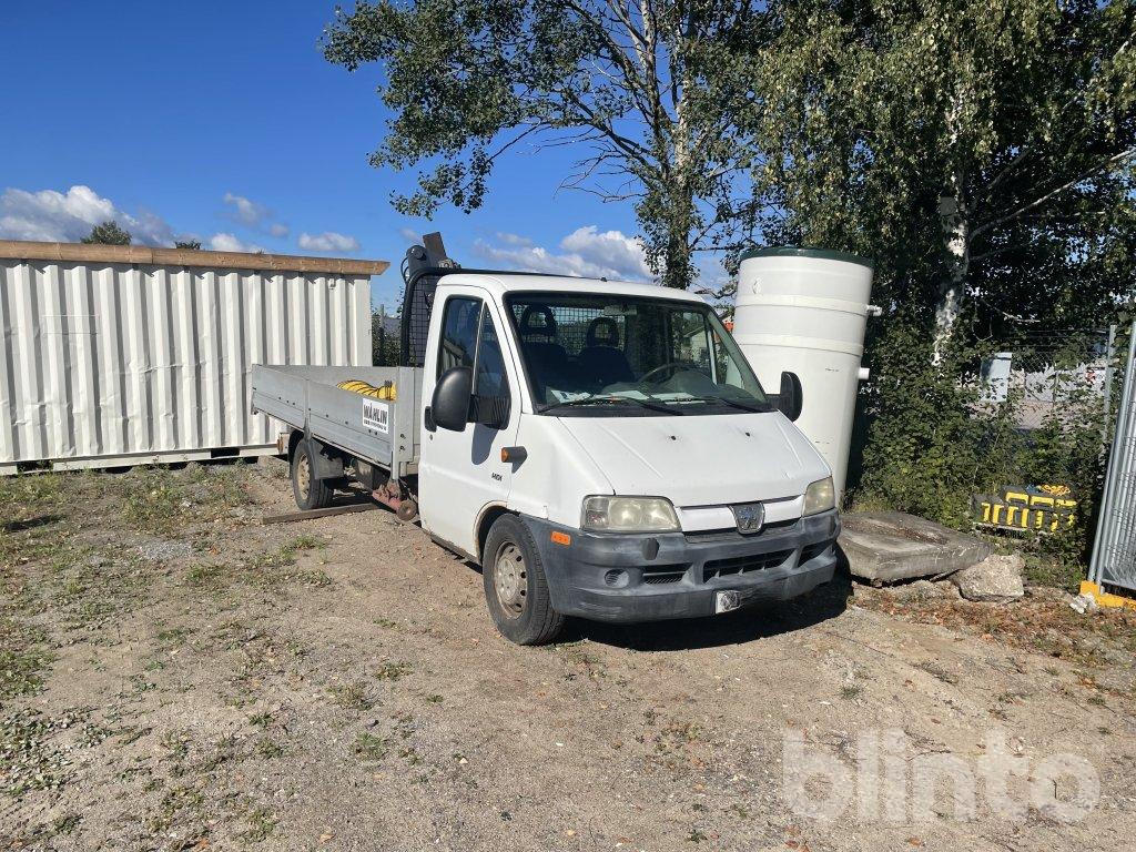 Flakbil - Peugeot med kran | Blinto auktioner