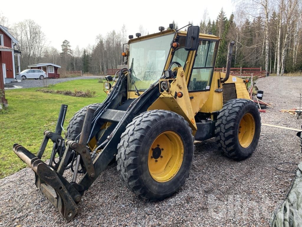 Lastmaskin - Wille 645 med många redskap | Blinto auktioner
