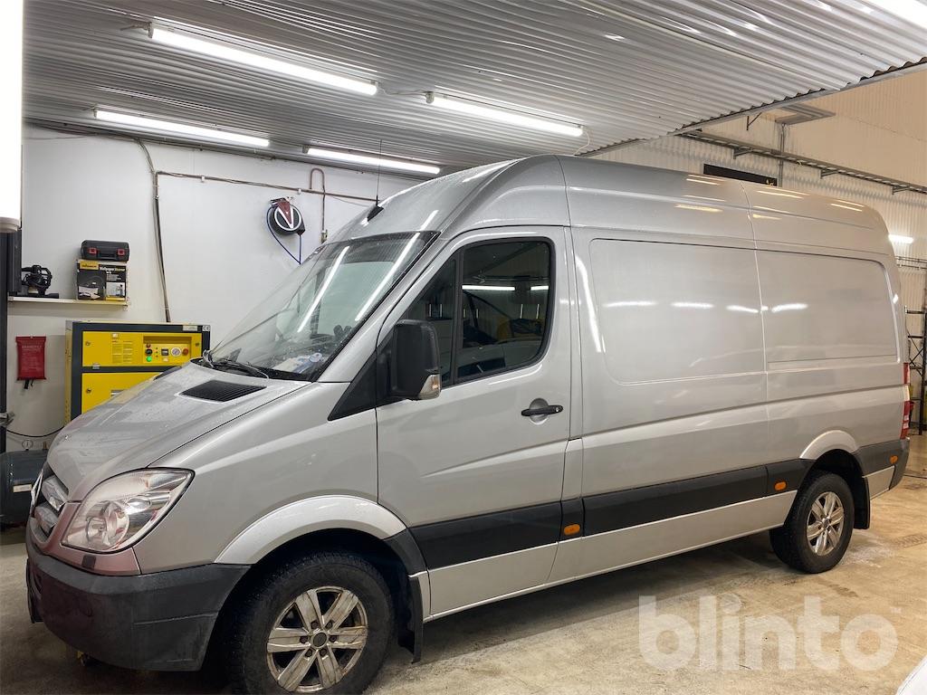 Skåpbil med lastramp - Mercedes Sprinter | Blinto auktioner