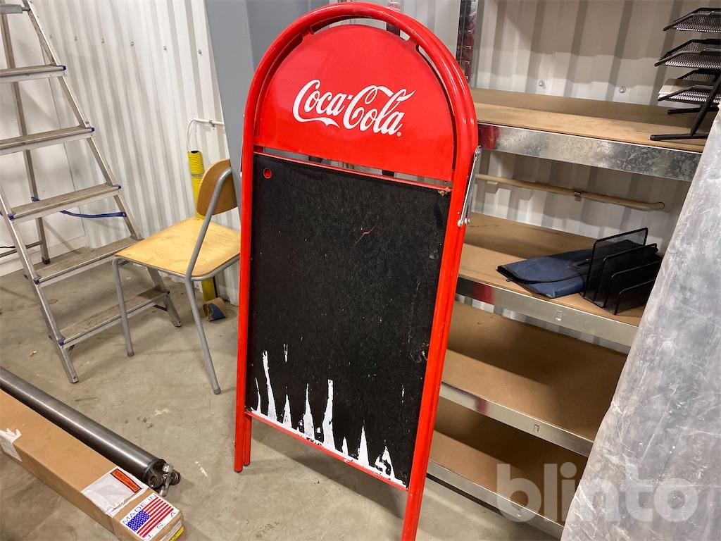 Coca cola skylt - Trottoarpratare | Blinto auktioner