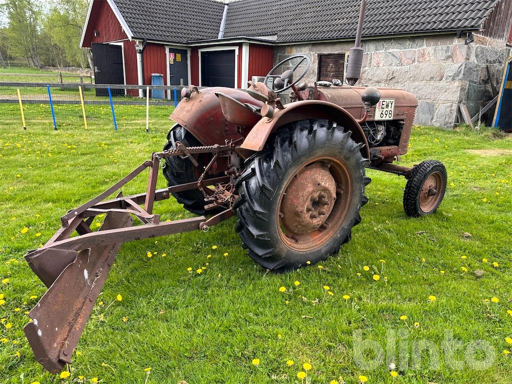 Traktor - VOLVO T 24 | Blinto auktioner