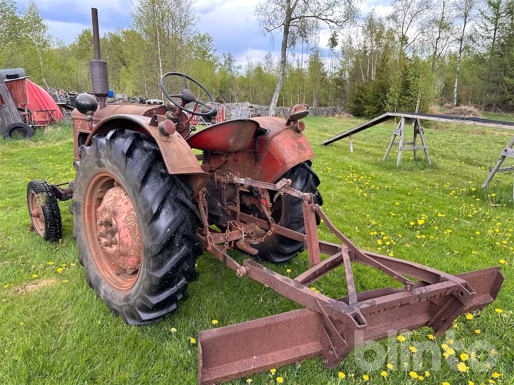 Traktor - VOLVO T 24 | Blinto auktioner