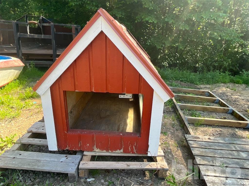 Hundkoja - Med altan | Blinto auktioner