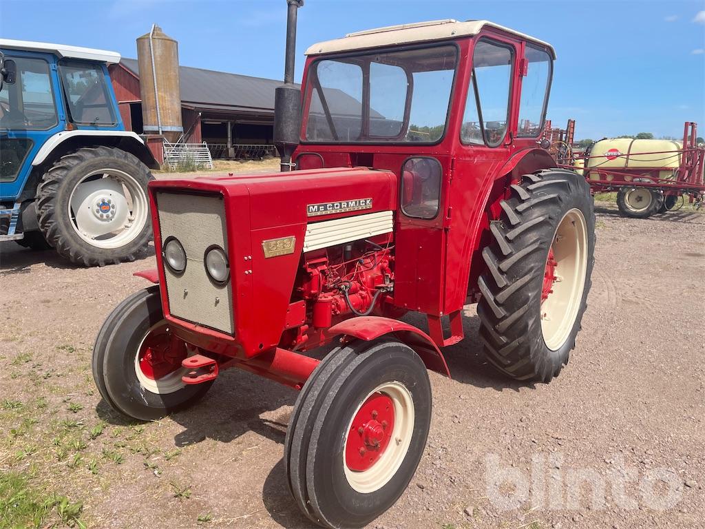 Traktor - MC CORMICK INTERN. 523 | Blinto auktioner