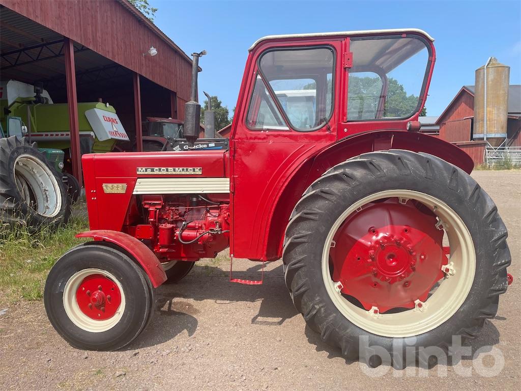 Traktor - MC CORMICK INTERN. 523 | Blinto auktioner