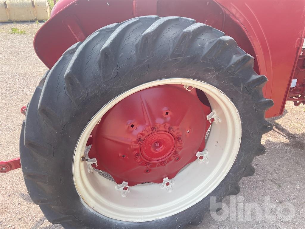 Traktor - MC CORMICK INTERN. 523 | Blinto auktioner