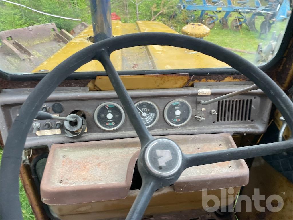 Traktor - VALMET 700 | Blinto auktioner