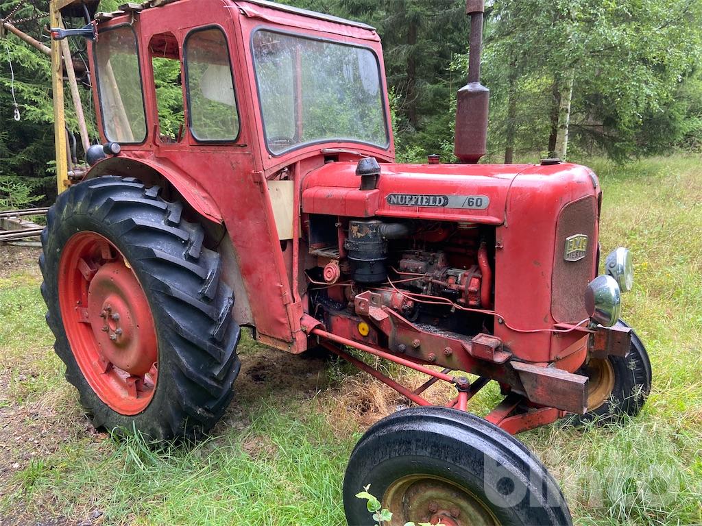 Traktor m skogsvagn - NUFFIELD 10/60 | Blinto auktioner