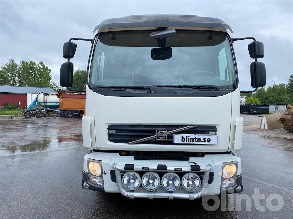 Lastbil - VOLVO FL 4*2 med bakgavellift | Blinto auktioner