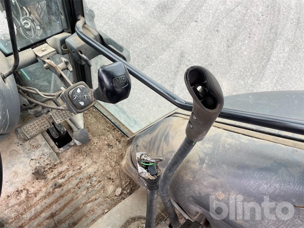 Traktor - VALMET 800 | Blinto auktioner