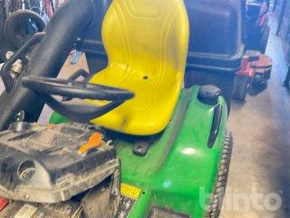 Åkgräsklippare - John Deere X590 | Blinto auktioner