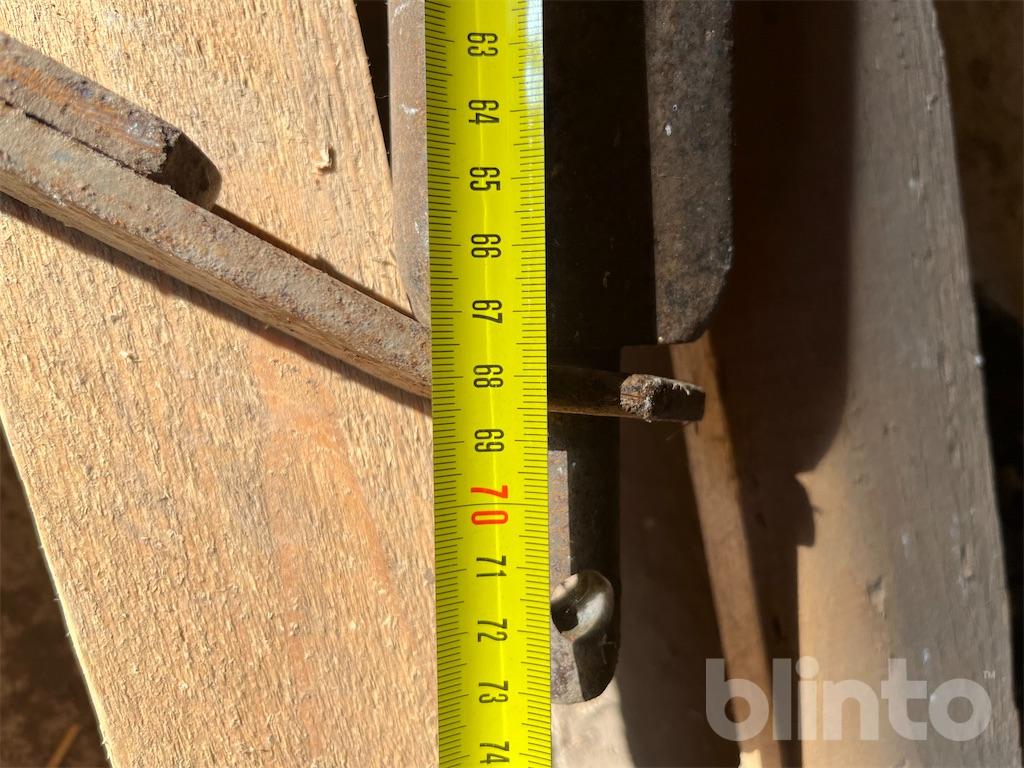 Stabiliseringsstag - Med hålbom för Ferguson | Blinto auktioner