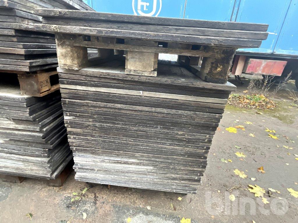 Plyfa - Plywoodskivor ca 300 stycken | Blinto auktioner