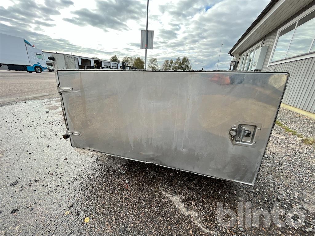 Verktygslåda Lastbil - Med plats för reservhjul | Blinto auktioner