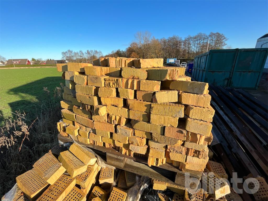 Gul tegelsten - Ca 30 pallar | Blinto auktioner