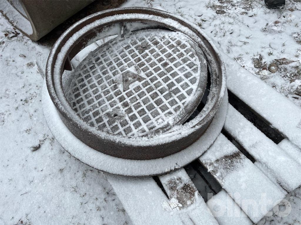 Brunnslock - Med ring, gjutjärn | Blinto auktioner