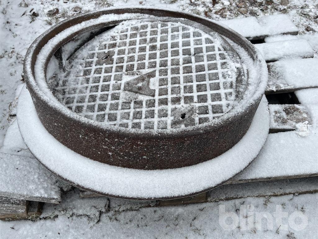 Brunnslock - Med ring, gjutjärn | Blinto auktioner