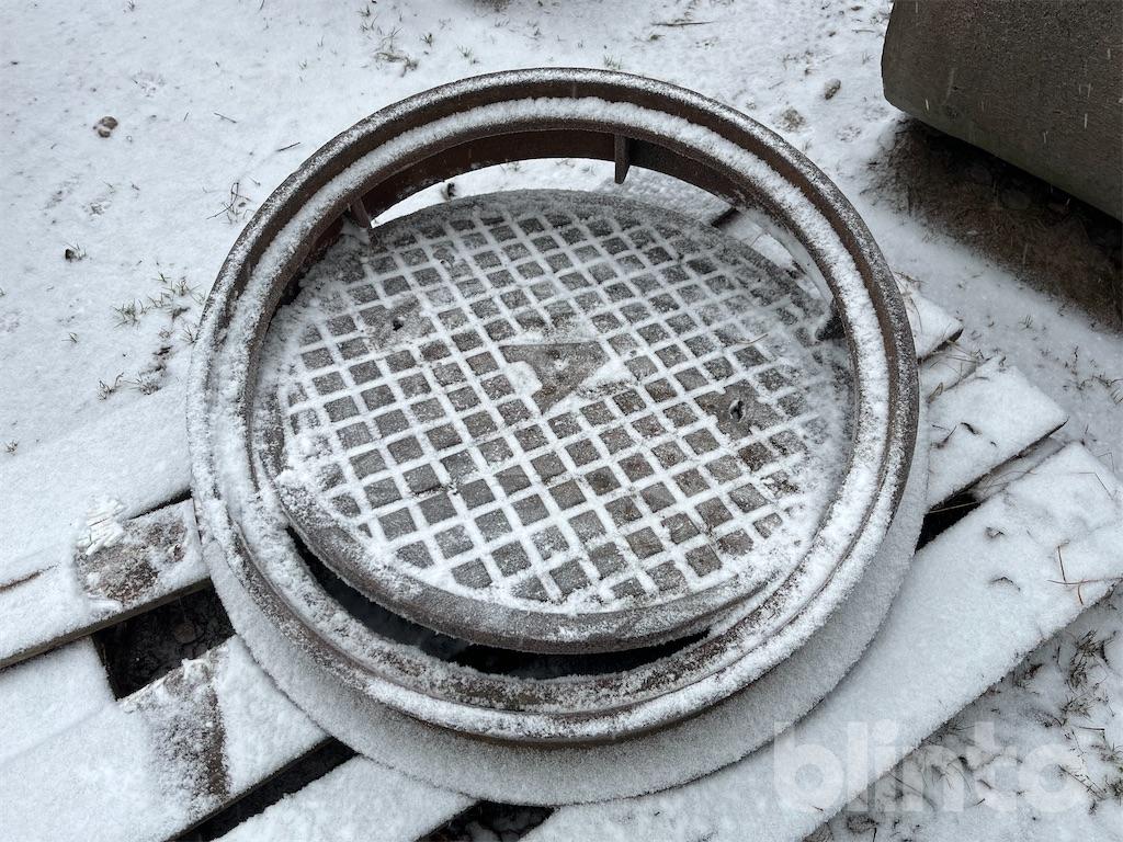 Brunnslock - Med ring, gjutjärn | Blinto auktioner