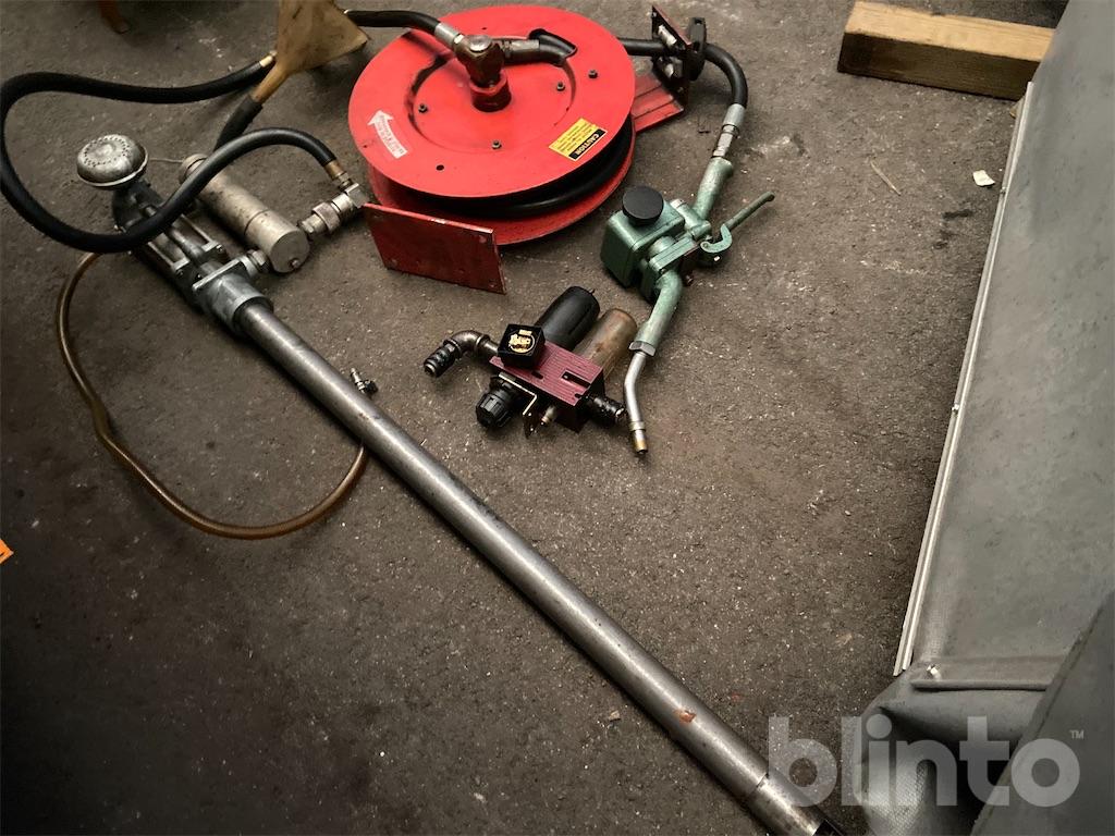 Oljepump - Med slangvinda | Blinto auktioner