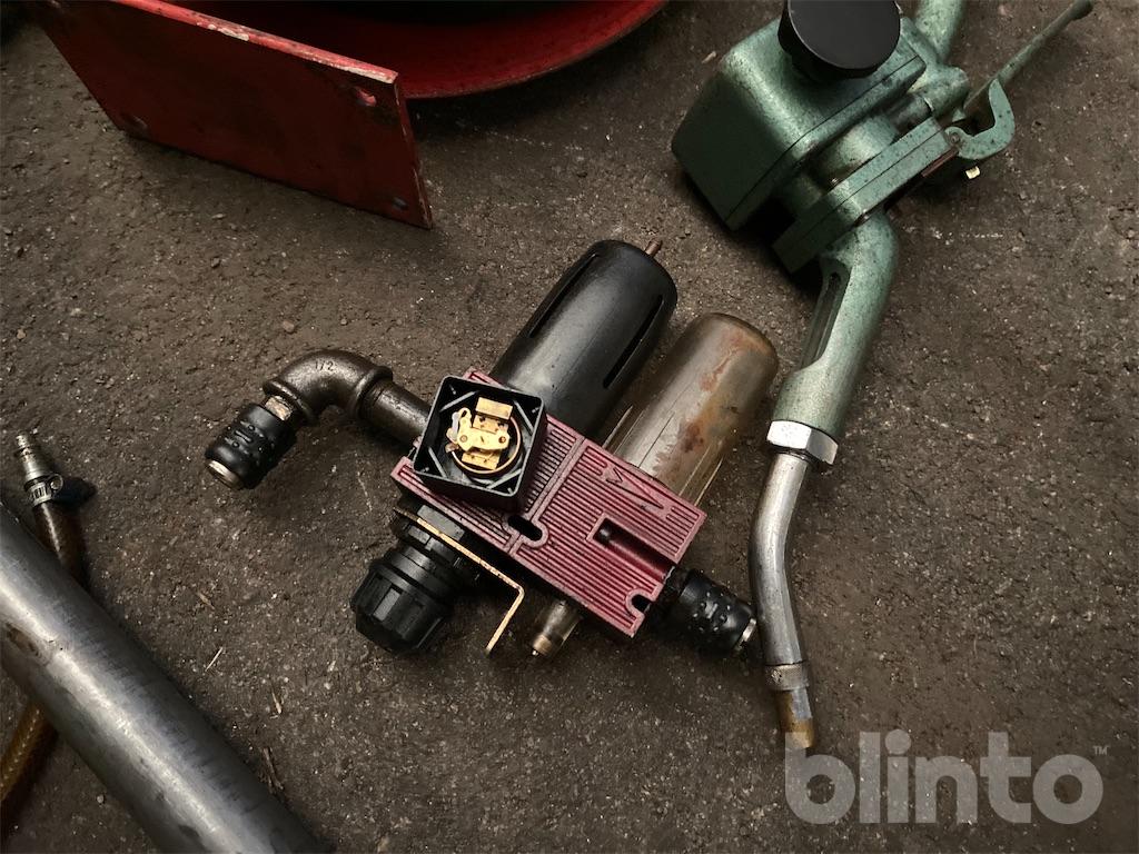 Oljepump - Med slangvinda | Blinto auktioner