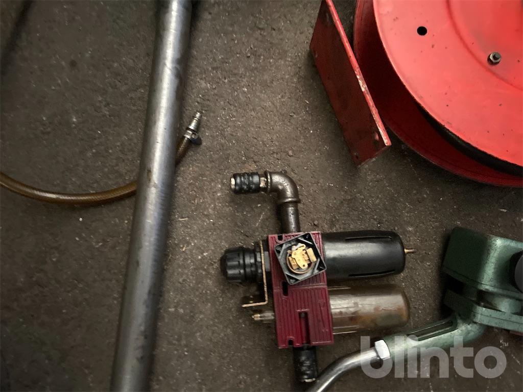 Oljepump - Med slangvinda | Blinto auktioner