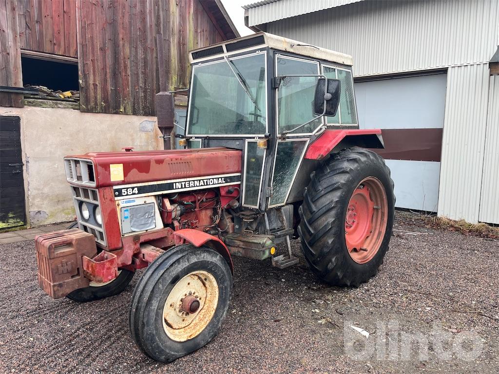 Traktor - International 584 | Blinto auktioner